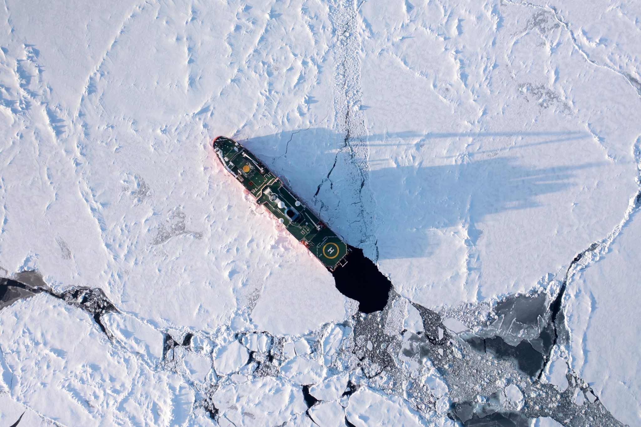 Enduring Antarctic Sea Ice – Icebreaker Cut Through on Expedition That ...