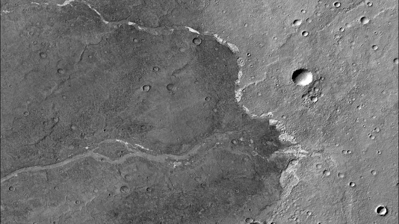 Mars Reconnaissance Orbiter Views Faults in Northern Meridiani Planum