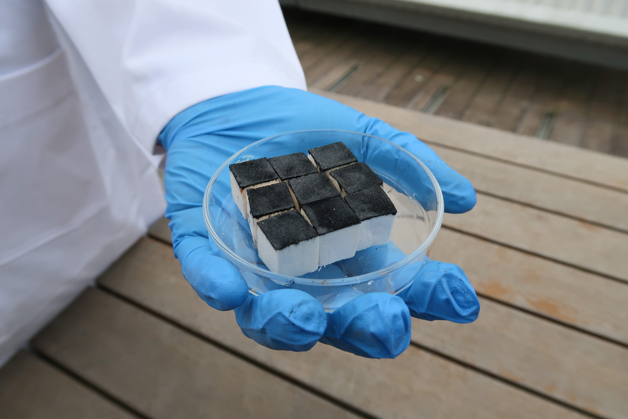 Scientists Develop New Solar Device That Squeezes Water From Air
