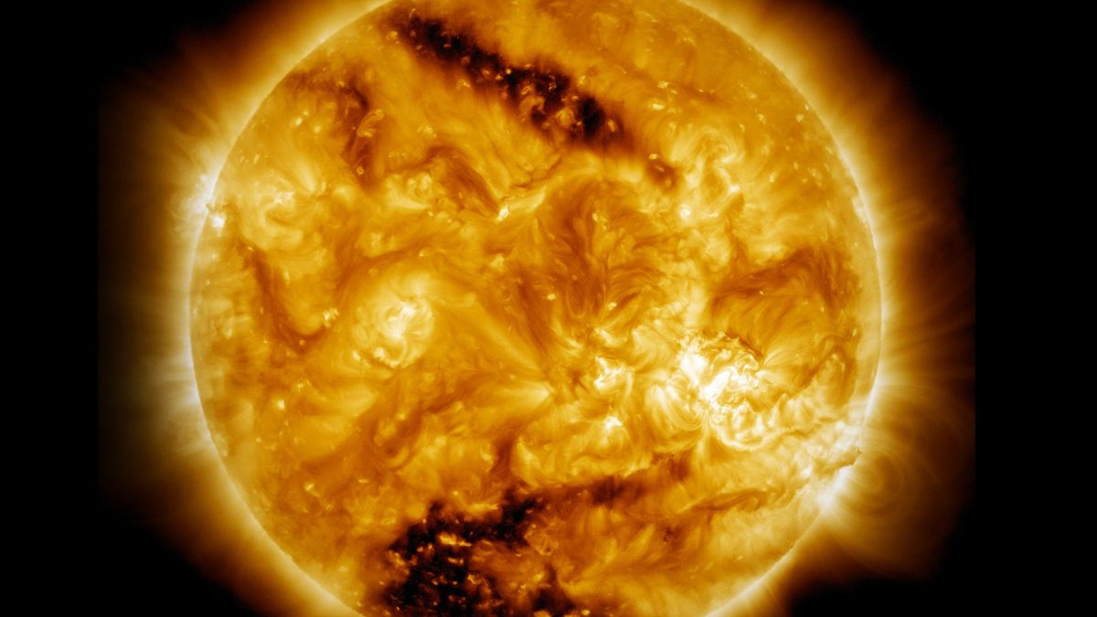 New Clues to a Decades-Old Solar Mystery: Why the Sun’s Corona Is 200x ...