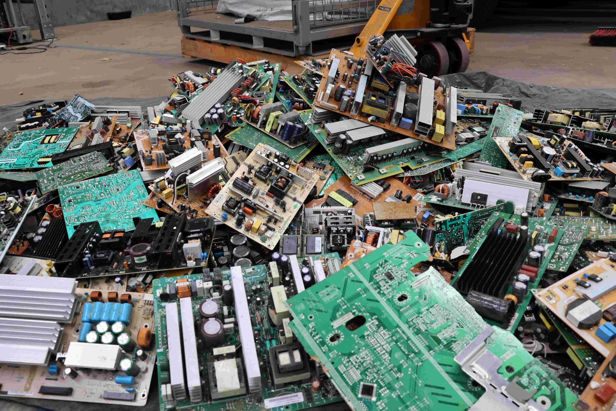 Scientists Turn E-Waste Into Pure Gold Using Pool Cleaner and Sunlight