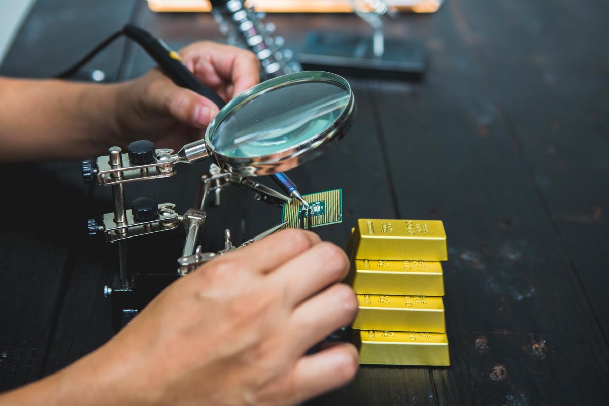 Scientists Turn E-Waste Into Pure Gold Using Pool Cleaner and Sunlight