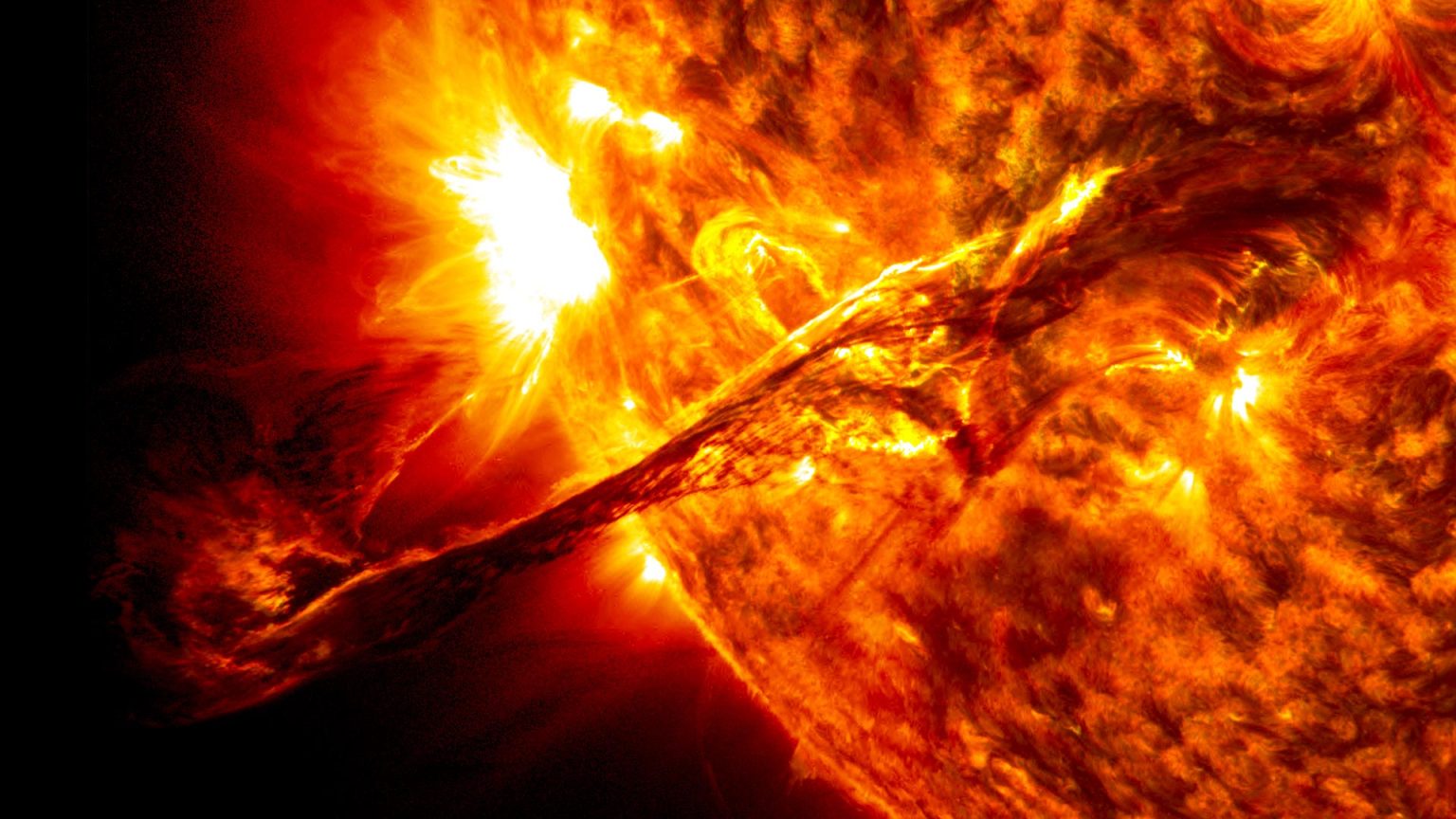 Astronomy & Astrophysics 101: Solar Prominence