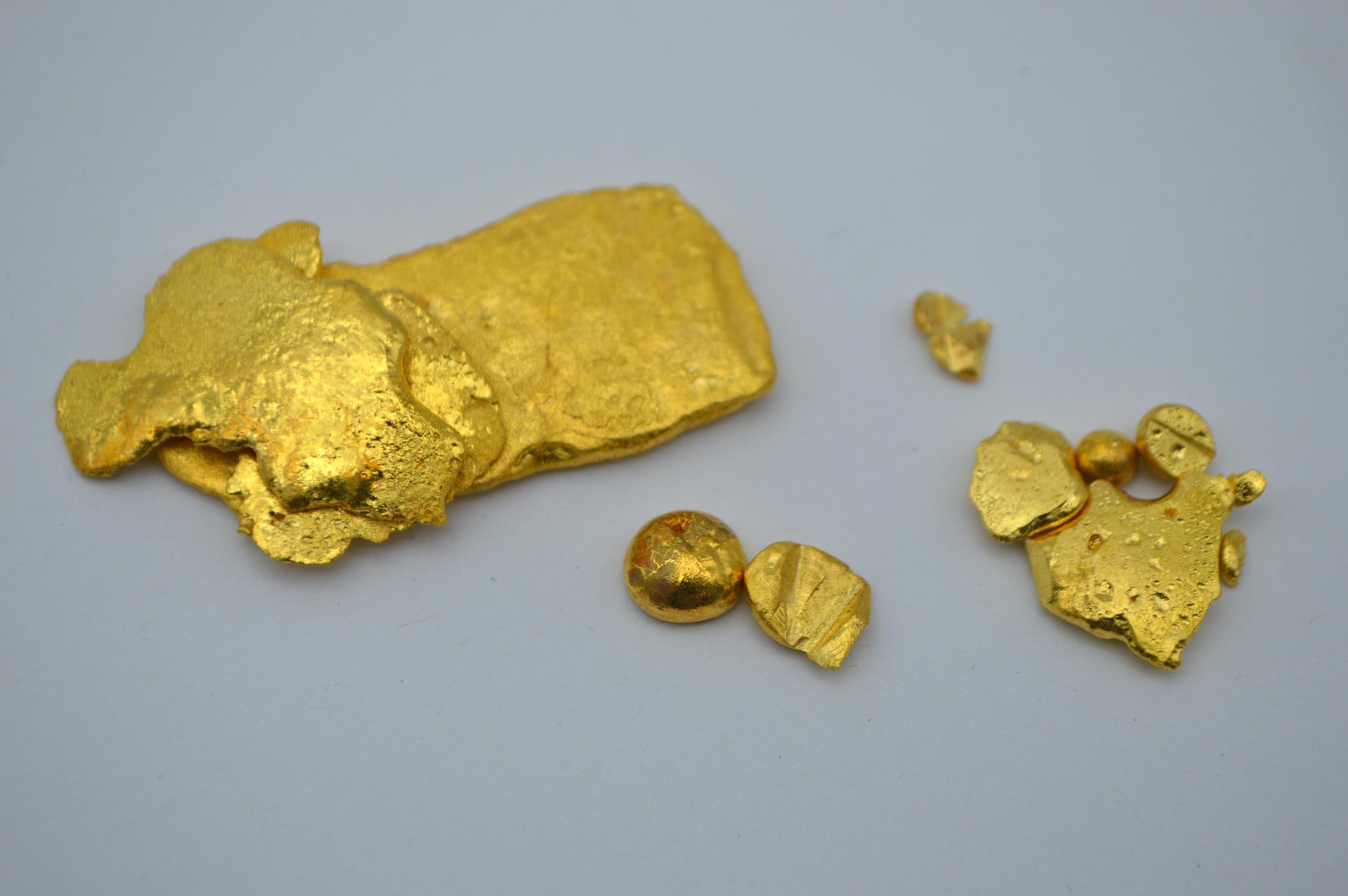 Scientists Turn E-Waste Into Pure Gold Using Pool Cleaner and Sunlight
