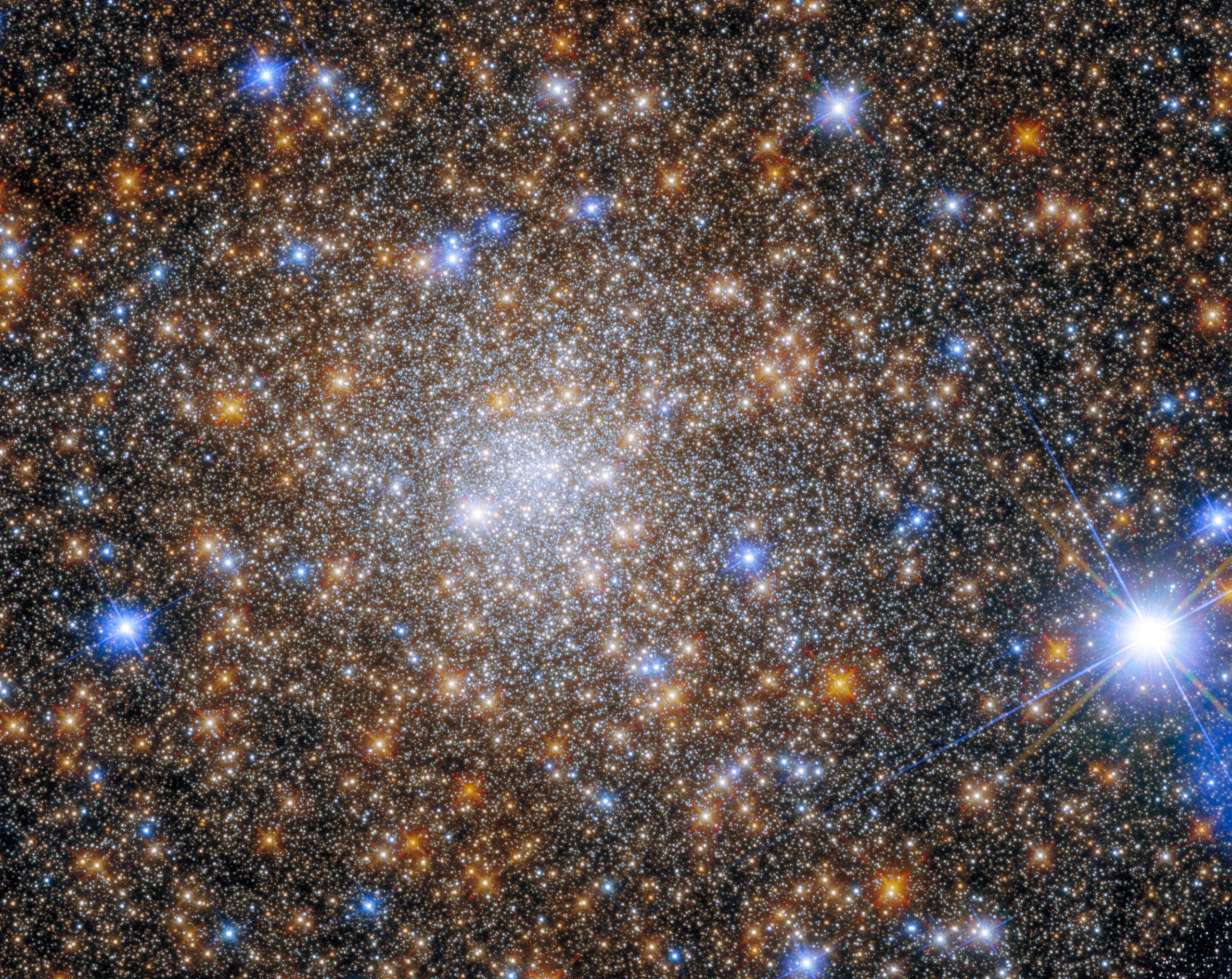Terzan 1 Take 2 Hubble Captures A Dazzling Globular Cluster