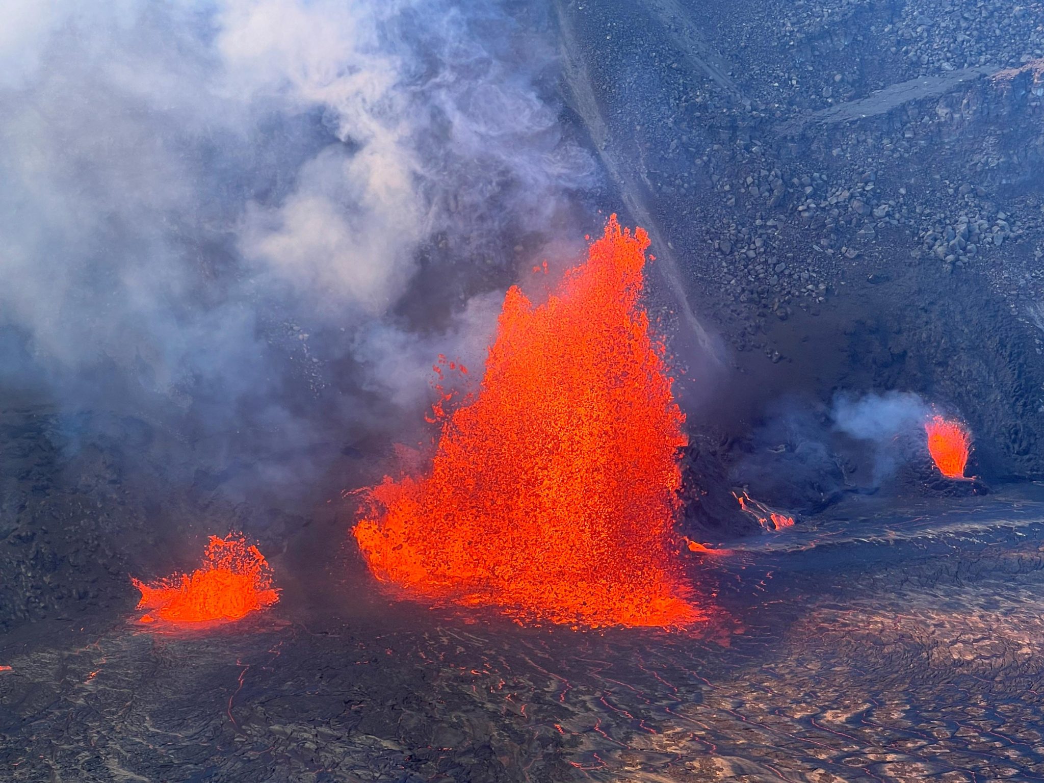 Spectacular Lava Fountains Soar Over 250 Feet High at Kīlauea