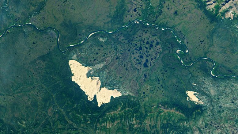 New MRO HiRISE Image Reveals Windblown Sand in Ganges Chasma