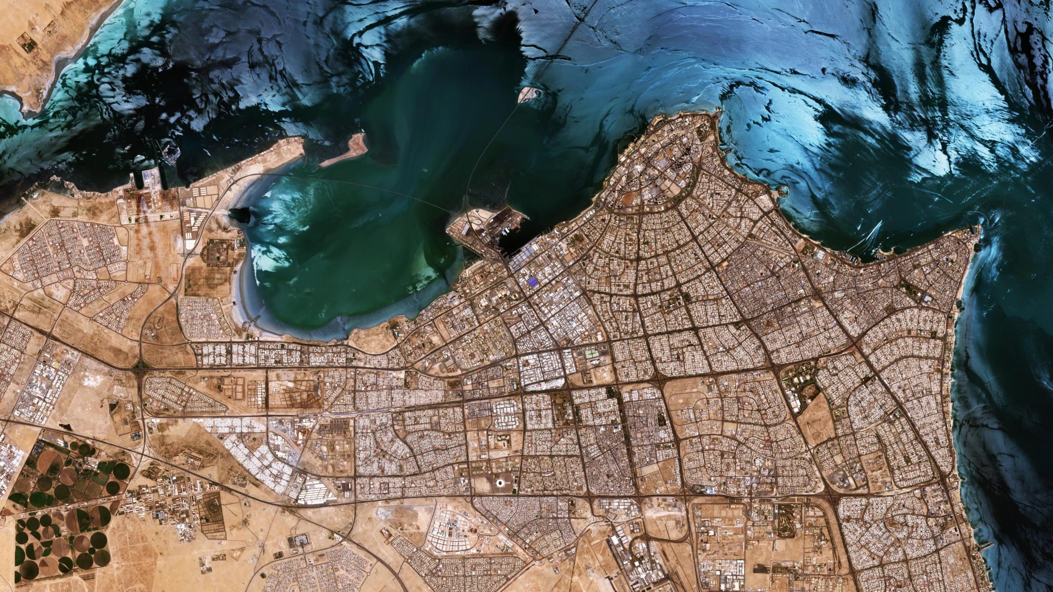 Incredible View From Space: Kuwait and the Second Largest Oil Field in ...