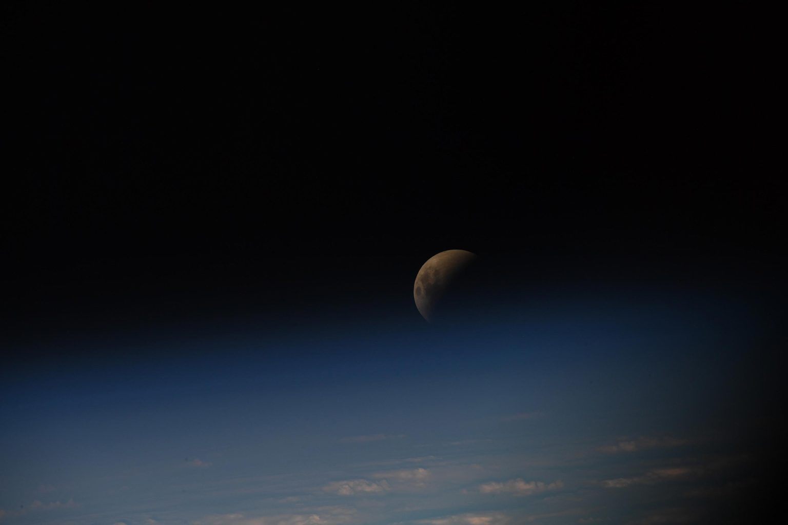 Peek-a-Boo Moon: Astronaut on Space Station Captures Spectacular Photos ...