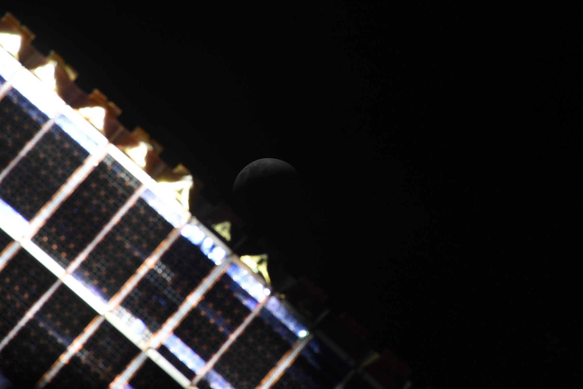 Peek-a-Boo Moon: Astronaut on Space Station Captures Spectacular Photos ...