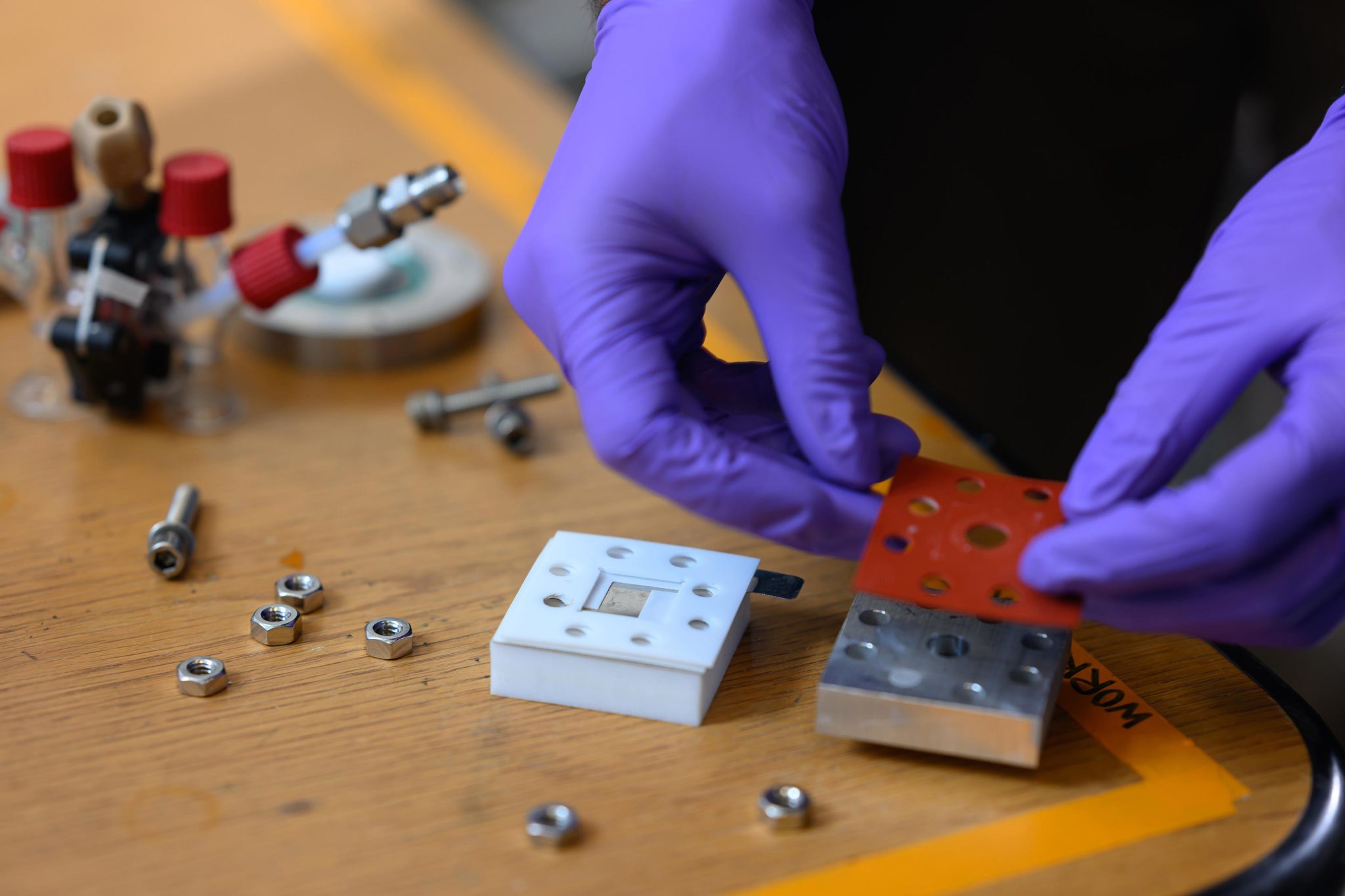 MIT's Sodium Fuel Cell Powers Planes, Captures Carbon, and Outruns ...