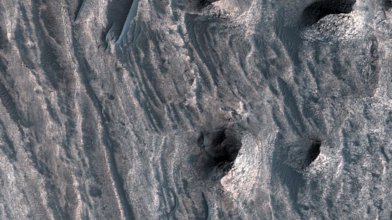 Mars Reconnaissance Orbiter Views Faults in Northern Meridiani Planum