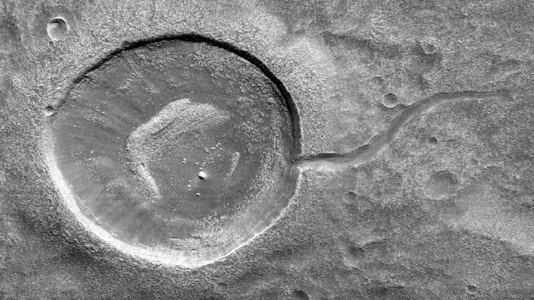 Mars Reconnaissance Orbiter Views Faults in Northern Meridiani Planum