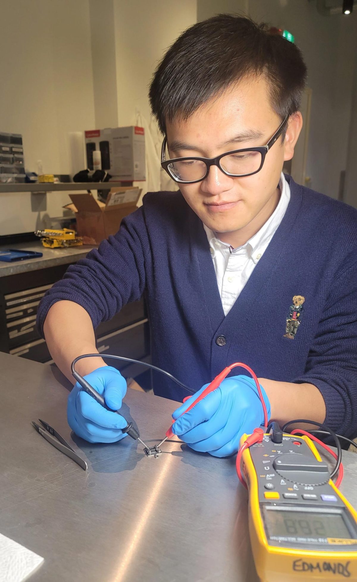 Unlocking Lossless Electronics With an Innovative Quantum “Sandwich”