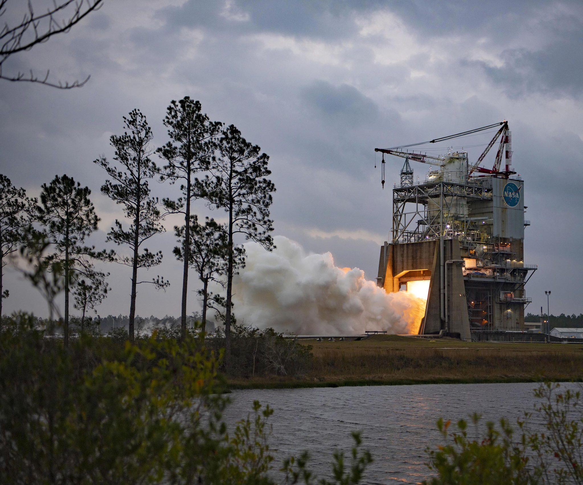 NASA Conducts RS-25 Rocket Engine Hot Fire Test for Future Artemis Missions