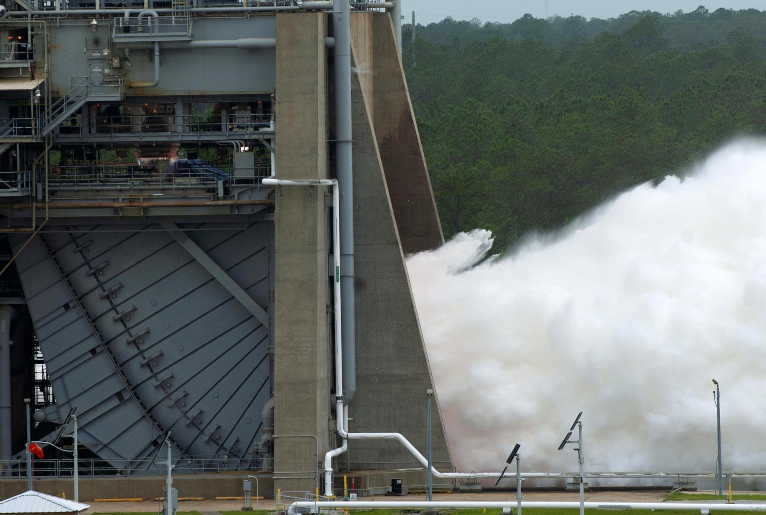NASA Fires Up the Massive RS-25 Rocket Engine in Test for Future ...