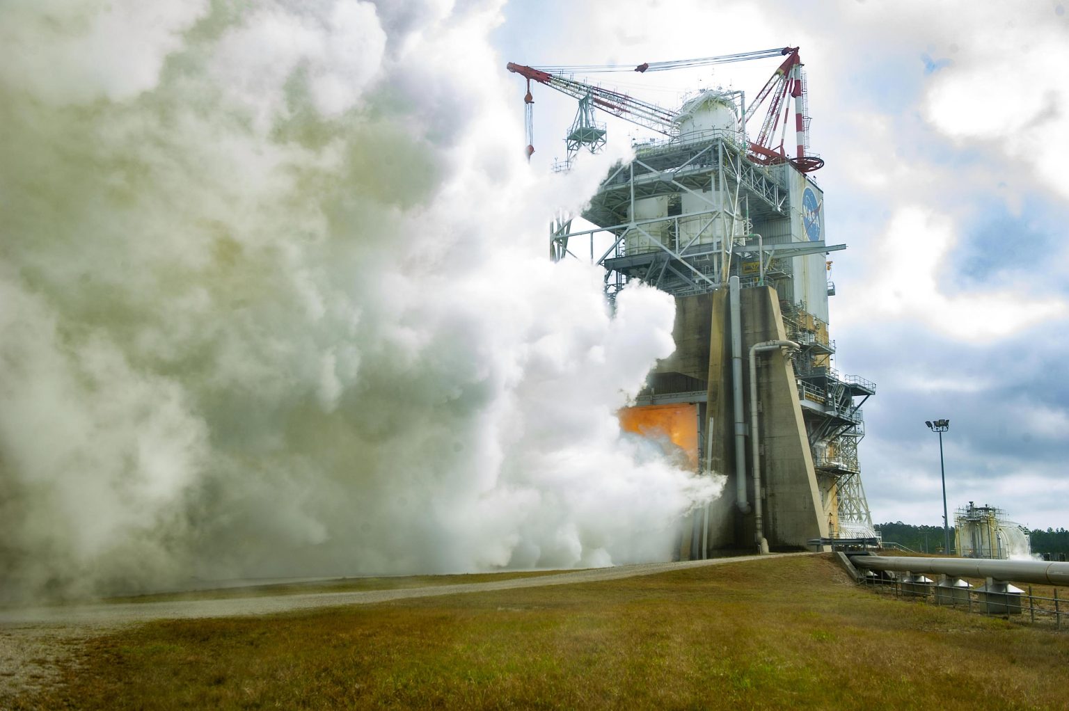NASA Conducts Test of Redesigned RS-25 Moon Rocket Engine