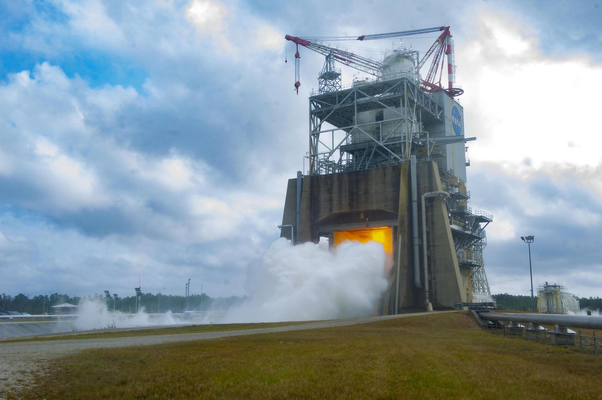 NASA Conducts Test of Redesigned RS-25 Moon Rocket Engine