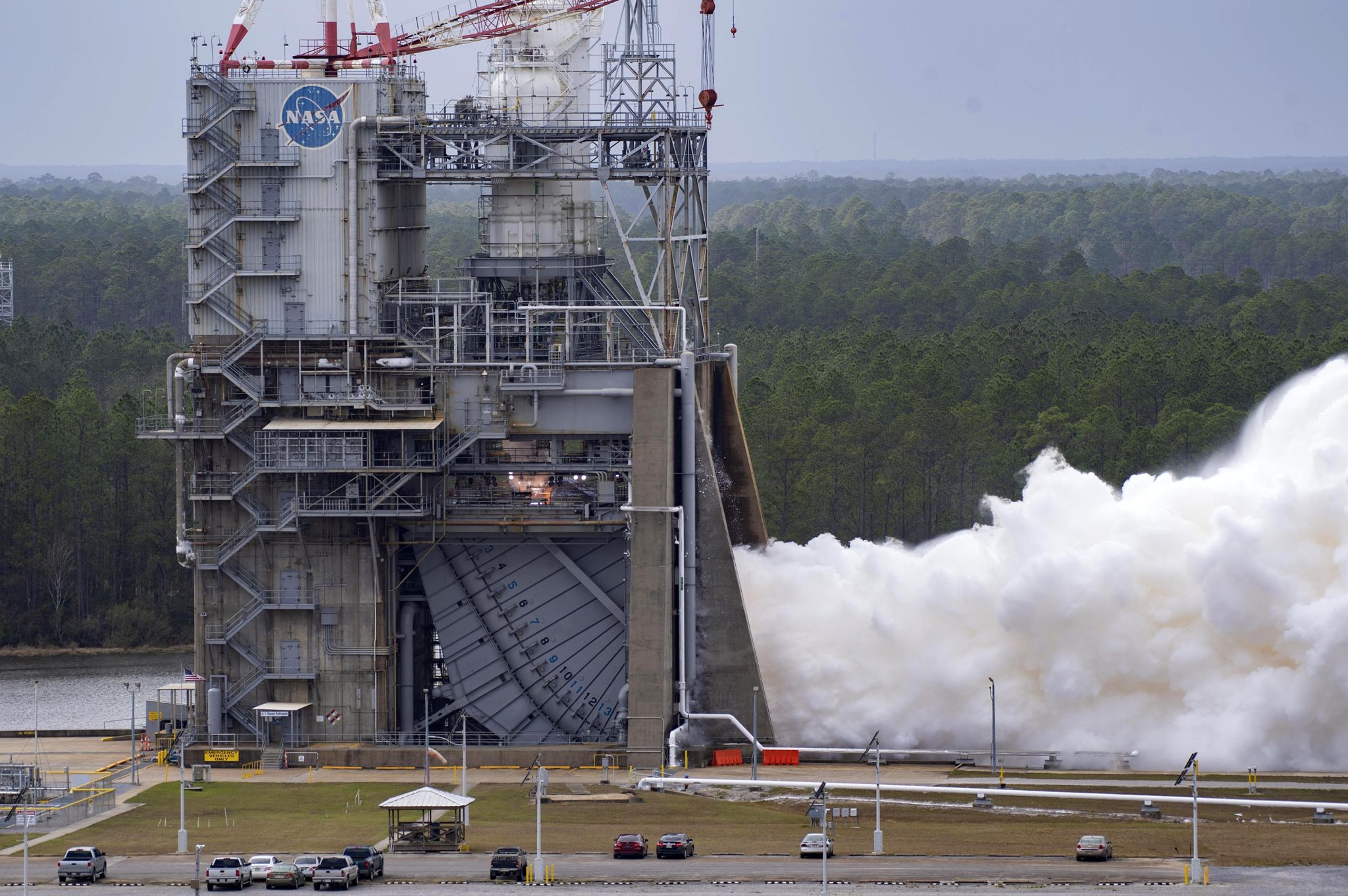 NASA Conducts Test of Redesigned RS-25 Moon Rocket Engine
