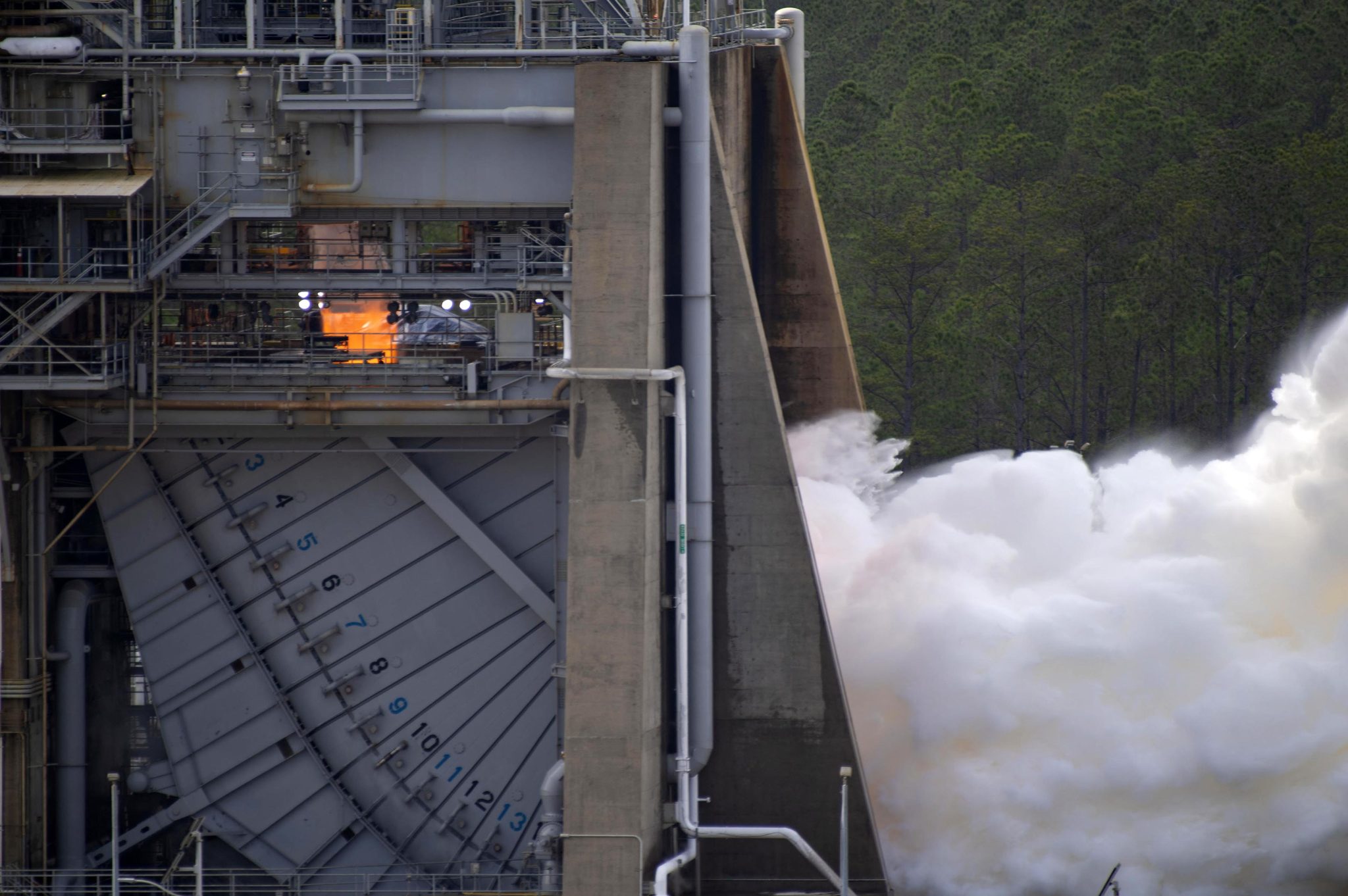 NASA Conducts Test of Redesigned RS-25 Moon Rocket Engine