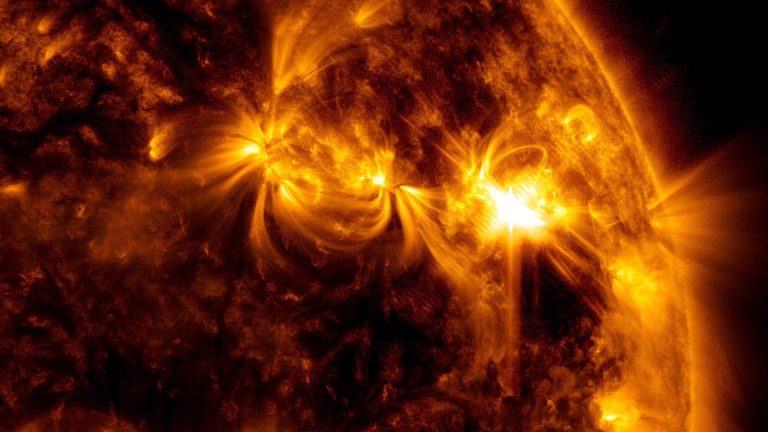 Solar Dynamics Observatory Captures Image of Mid-level Flare