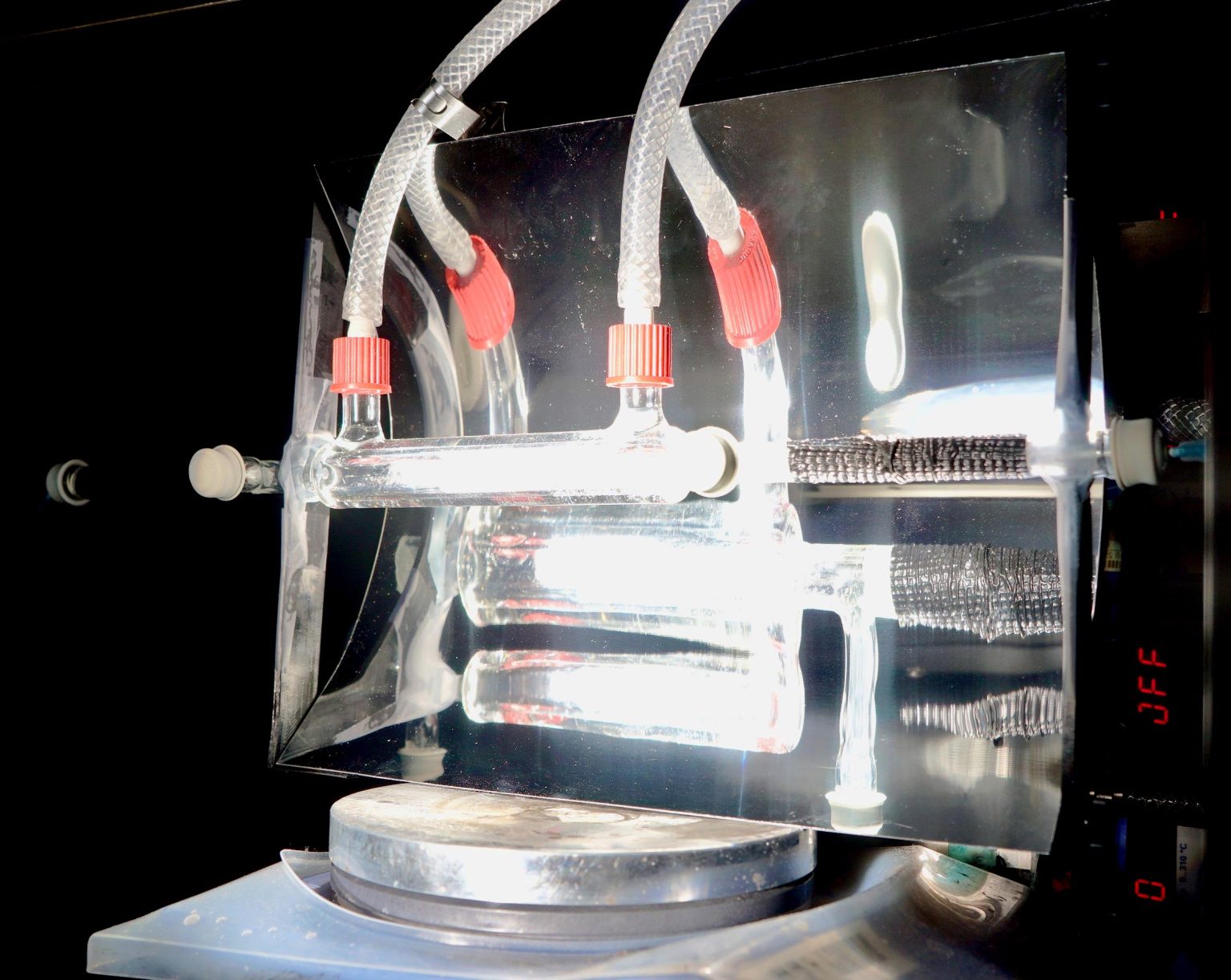 Scientists Just Built a CO2-Eating Machine That Runs on Sunlight