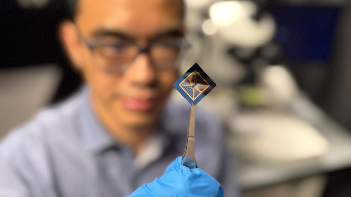 This Tiny Chip Sees Like an Eye, Thinks Like a Brain, and Remembers Instantly