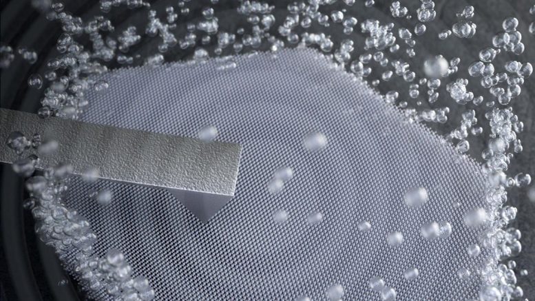 Extracting a Clean Fuel From Water – A Groundbreaking Low-Cost Catalyst