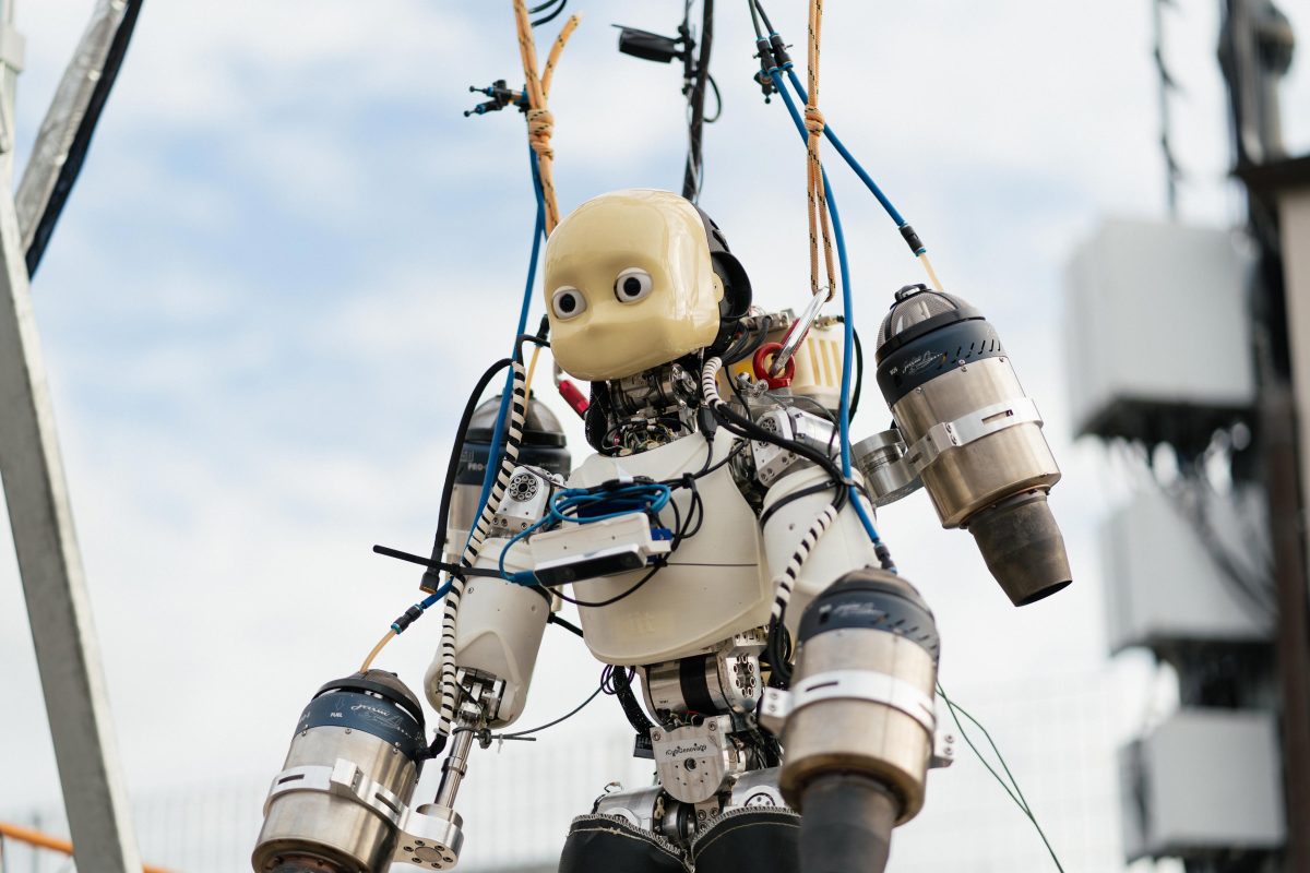 Real-Life Iron Man: World’s First Jet-Powered Humanoid Robot Takes Flight
